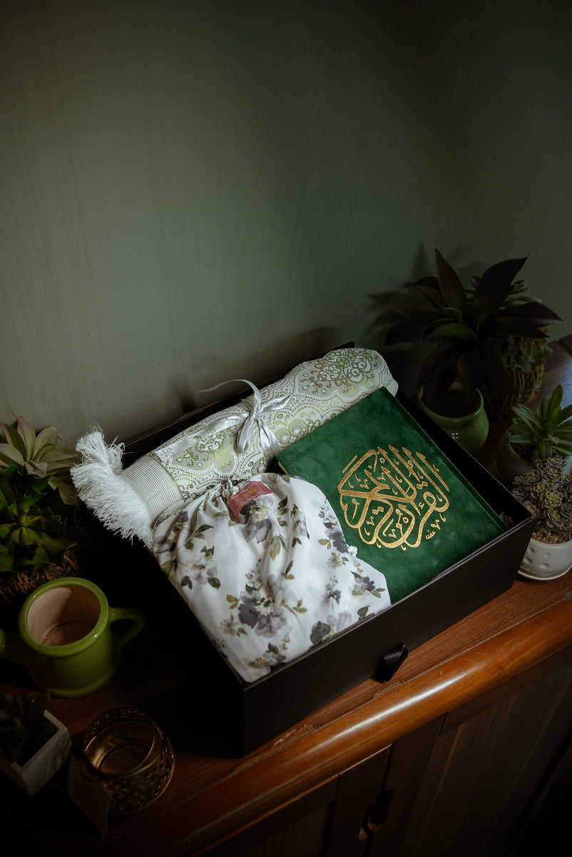 Zamarud Gift Hamper – Sitteer
